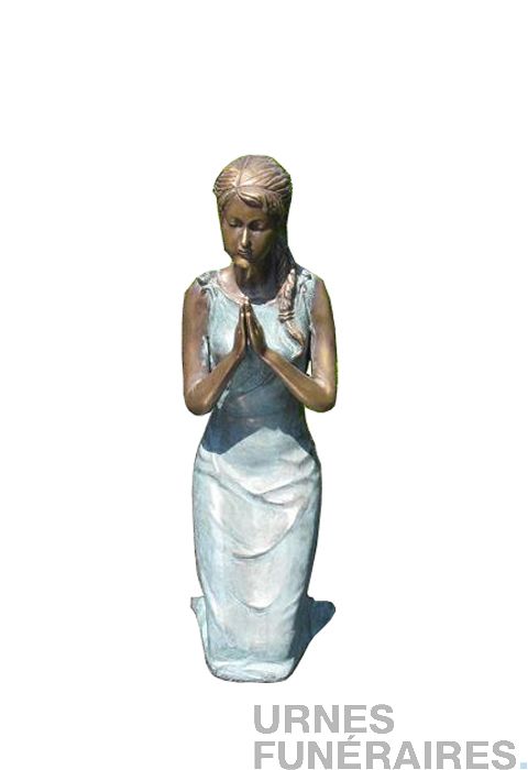 Cette statue funéraire détaillée est en bronze. Statuette pour monument.